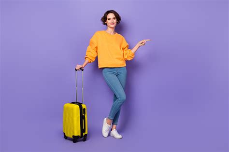 보라색 라일락 색상 배경에 고립 된 복사 공간 광고 투어를 보여주는 매력적인 명랑한 소녀의 전체 길이 몸 크기보기 25 29세에 대한 스톡 사진 및 기타 이미지 Istock