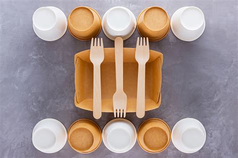 폐기물 제로 일회용 식기 회색 배경에 대나무나무와 종이로 만든 친환경 일회용 기구 종이 컵 패스트 푸드 용기 및 대나무 나무 칼