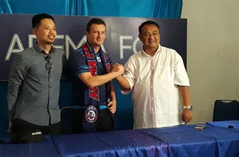 Arema Fc Resmi Kontrak Balsa Bozovic Okezone Bola