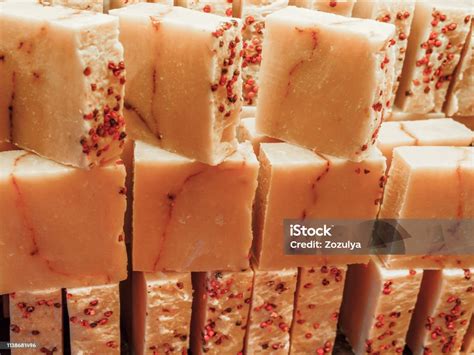 상점 창에 비누의 바 천연 삼나무 오일과 허브 성분이 함유 된 과일 비누 핸드메이드 천연 콜드 프로세스 비누 머리와 몸을 위한 환경 친화적인 엑스폴리에이팅 비누 갈색에 대한