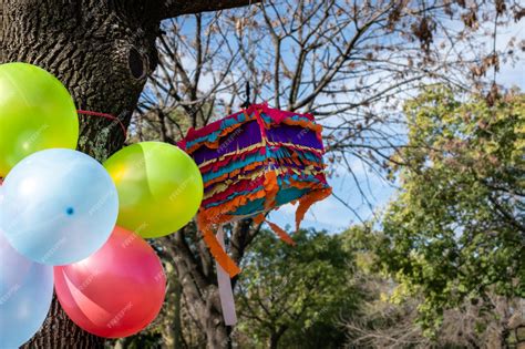 Globos Y Piñata Colorida Para Una Celebración De Cumpleaños En Un