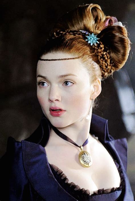 Ferronnière The Timeless Headband 1600 Hairstyles Woman Tudor