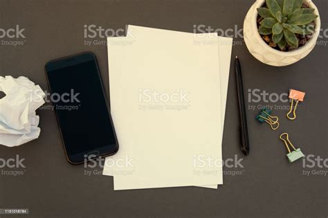 스마트 폰 빈 파파 즙이 많은 식물 복사 공간 평면 누워 회색 배경에 사무실 액세서리를 모의 최소한의 스타일의 작업 테이블 개인 장식품에 대한 스톡 사진 및 기타 이미지
