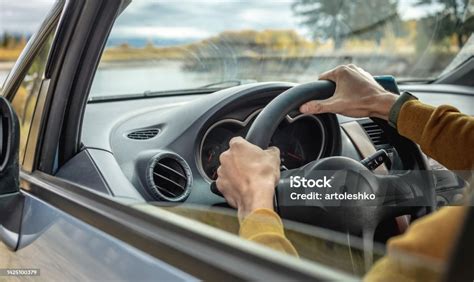 노란 스웨터를 입은 남자가 강과 아름다운 가을 숲을 따라 차를 운전하고 있습니다 근접 촬영 10월에 대한 스톡 사진 및 기타 이미지 Istock