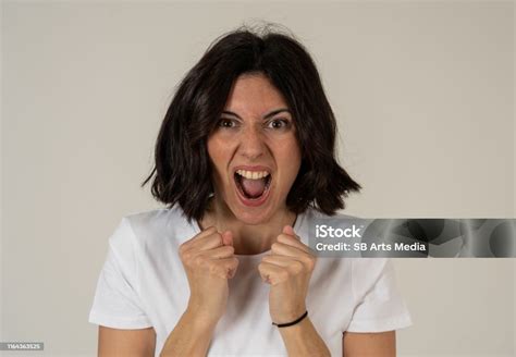 화가 스트레스 얼굴젊은 좌절 백인 여성의 클로즈업 미친 듯이 외치고 손짓을 하고 카메라를 가리킵니다 공간을 복사합니다 얼굴 표정