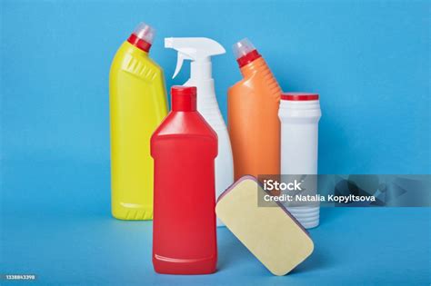 밝은 파란색 배경 상단 뷰 복사 공간에 세제라벨이없는 다양한 유형의 흰색 플라스틱 병 0명에 대한 스톡 사진 및 기타 이미지 0명 가사 집안일 가정 생활 Istock