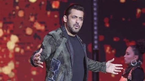 Salman Khan Delivers Fiery Performance On Hudd Hudd Dabangg At Iffi