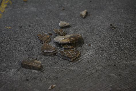 紅磡工商中心簷篷底石屎剝落露鋼筋 男子背傷送院 星島日報