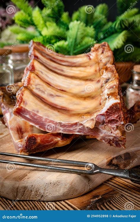 Hueso De Cerdo Ahumado En Tablero De Madera Foto De Archivo Imagen De Humo Almuerzo 294952898