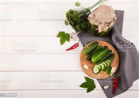 유리 항아리에 발효 오이 오이는 나무 보드 뜨거운 붉은 고추 마늘 딜 흰색 나무 배경에 회색 냅킨에 누워 플랫 레이 개념에 대한 스톡 사진 및 기타 이미지 Istock