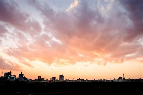 雪解け丘の夕暮れ｜無料の写真素材はフリー素材のぱくたそ