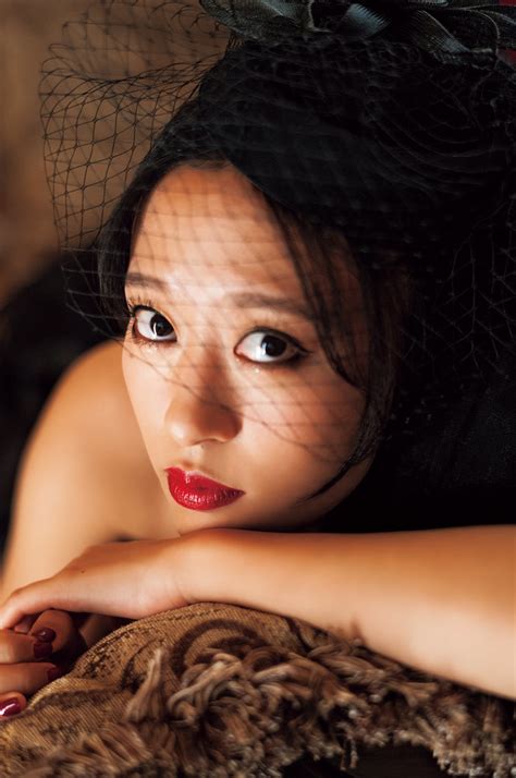 📸 画像：モーニング娘。23 小田さくら写真集『さくら日和』収録カット｜モーニング娘。23 小田さくら、妖艶な表情や輝く笑顔など多彩な姿で魅せる！ 5th写真集『さくら日和』発売【コメントあり】