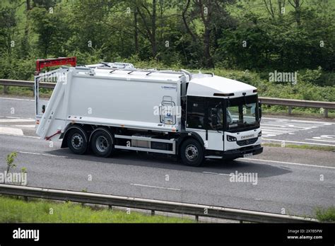 New Dennis Eagle Refuse Vehicle M40 Motorway Warwickshire Uk Stock