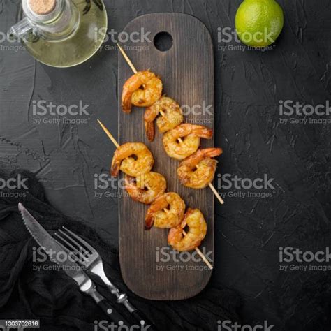 구운 새우 꼬치 해산물 선반 새우 새우 는 허브와 꼬치 나무 서빙 보드에 검은 배경에 상단 보기 플랫 누워 0명에 대한 스톡 사진 및 기타 이미지 Istock