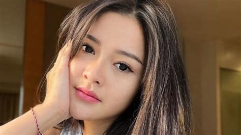Bella Bonita Pilih Bodo Amat Diingatkan Pakai Baju Dengan Belahan Dada