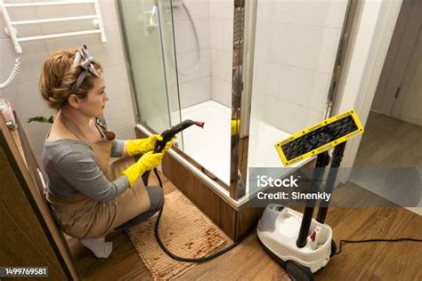 집에서 화장실 청소를 하는 여자 증기로 타일 벽을 씻는 여자 빠른 청소를 위해 스팀 청소기 사용 가사 집안일에 대한 스톡 사진 및 기타 이미지 Istock