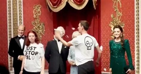 英찰스3세 밀랍인형에 케이크 투척 잇따른 기후위기 시위