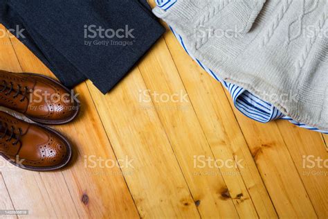 의류 개념 겨울 스웨터 줄무늬 셔츠 나무 표면 배경에 헤링본 바지 한 켤레와 탄 브로그 부츠의 어퍼 뷰 플랫 레이 갈색에 대한 스톡 사진 및 기타 이미지 Istock