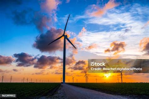 대형 풍력 터빈 뒤에 일몰 밀 분야에 걸쳐 놀라운 태프트 바람 농장 텍사스에 대한 스톡 사진 및 기타 이미지 텍사스 풍력발전기 일몰 Istock