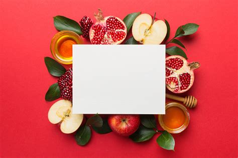 빈 전단지 포스터와 기호와 플랫 누워 구성 유태인 로쉬 하샤나 휴일 속성 컬러 배경 새해 휴일 전통 복사 공간 모형이 있는 위쪽 보기 Tishrei에 대한 스톡 사진 및