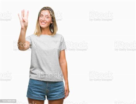 격리 된 배경에 보여주는 고 손가락으로 가리키는 젊은 아름 다운 여자 자신감과 행복 미소 하는 동안 4 번 가리키기에 대한 스톡 사진 및 기타 이미지 Istock