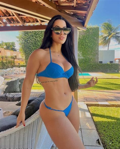 10 Hot Sexy Larissa Tomasia Bikini Pics