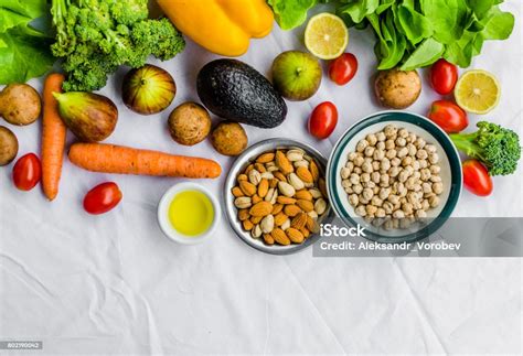 신선한 과일 및 야채 곡물 그리고 흰색 바탕에 견과류의 사진을 닫습니다 요리 하 고 먹는 건강 식품 피트 니스 채식 채식주의 및 라이프 스타일의 개념 개념에 대한 스톡 사진