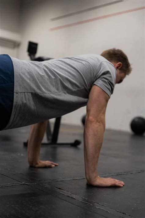 Hand Release Push Up How To Do It Muscles Worked And Crossfit Benefits