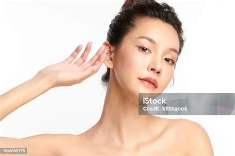 หญิงสาวเอเชียที่สวยงามกับผิวสดสะอาดบนพื้นหลังสีขาว การดูแลใบหน้า การรักษาใบหน้า เครื่อ ภาพสต็อก