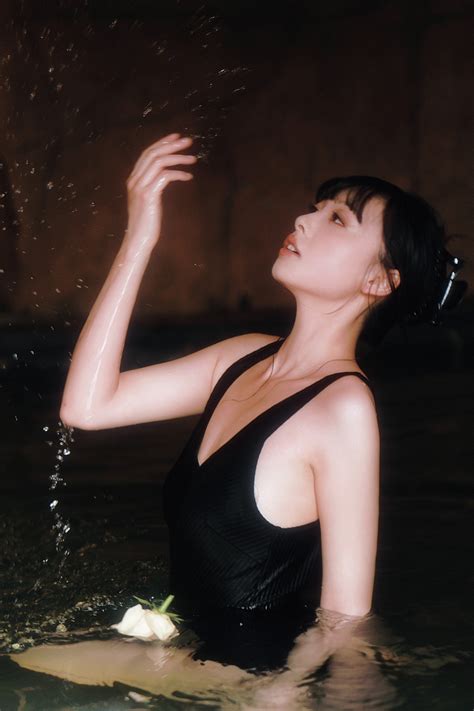 미술그림언어 20230806 고름 속에 소녀의 부드러움이 숨어 있고 샤오민은 모래 조각 속에 끓어오르고 있다 V2ph