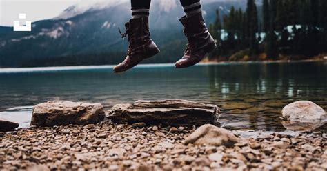 낮에 호숫가 근처에서 뛰어내린 사람 사진 Unsplash의 무료 에메랄드 호수 이미지