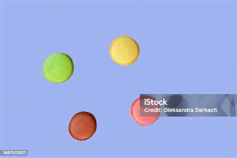 보라색 배경에 4개의 다른 마카롱의 콜라주 과자 광고 텍스트를 위한 위치입니다 엽서 다중 색상에 대한 스톡 사진 및 기타 이미지 다중 색상 달콤한 음식 모션 Istock