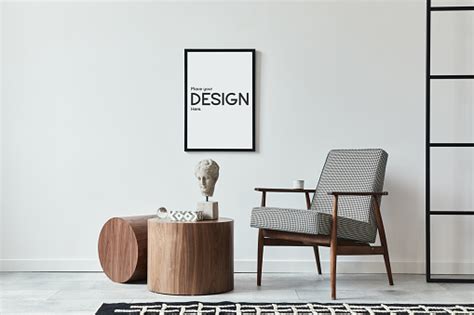 디자인 안락의자 블랙 모의 포스터 프레임 카펫 장식 나무 의자 장식 로프트 벽 및 현대적인 홈 장식의 개인 액세서리가있는 거실의