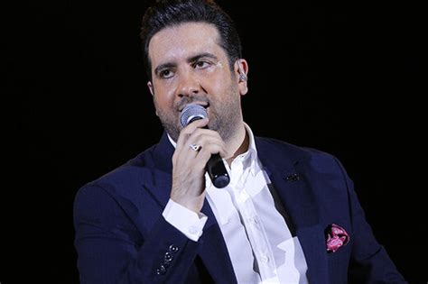 عکس استایل جالب امید حاجیلی در یک مراسم با پاپیون خبرآنلاین