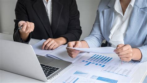 비즈니스우먼 리더 팀 컨퍼런스 회의 프레젠테이션에서 파트너 재무 및 회계 개념과의 비즈니스 만들기 대화 및 비즈니스 전략 기획에 대한 프레젠테이션 경영자에 대한 스톡 사진