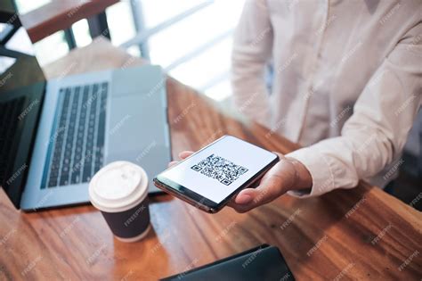 Paiement Par Code Qr Femme Scannant Le Code Qr Achats En Ligne Concept De Technologie Sans