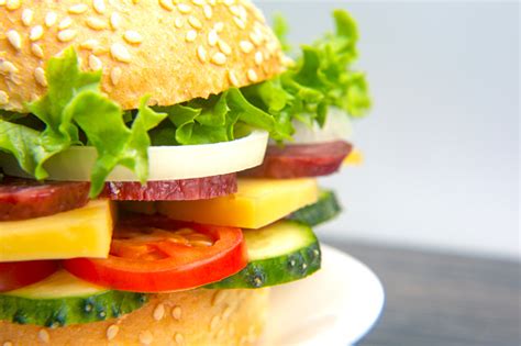 야채와 소시지와 햄버거 패스트 푸드와 아침 식사 칼로리와 다이어트 건강한 식생활에 대한 스톡 사진 및 기타 이미지 건강한 식생활 고기 굽기 Istock