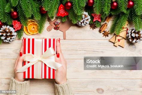 축제 나무 배경에 그녀의 손에 선물 상자를 들고 여자의 상단보기 전나무 나무와 크리스마스 장식 새해 시간 컨셉 강림절에 대한 스톡 사진 및 기타 이미지 Istock