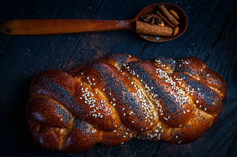 양 귀 비 씨앗 어두운 Rustik 배경에서 Ingridients와 함께 신선한 수 제 찬 텍스트 상표 또는 로고에 대 한 공간을 복사 합니다 0명에 대한 스톡 사진 및