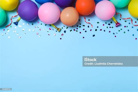 밝은 파란색 배경에 풍선과 색종이가있는 플랫 평신도 구성 텍스트 공간 생일 장식 0명에 대한 스톡 사진 및 기타 이미지 0명 개체 그룹 공휴일 Istock