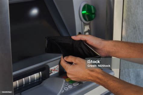 현금 지급기 근처 빈 지갑 들고 남자입니다 파산 되 고의 개념 개념에 대한 스톡 사진 및 기타 이미지 개념 경제 고객