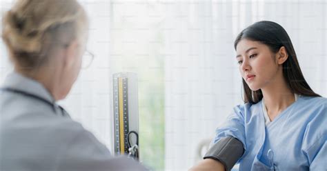 건강 아이디어 개념 병원 배경에서 아시아 여성 환자의 혈압을 확인하는 청진기로 혈압계를 사용하는 의사 손을 클로즈업합니다 사진 Unsplash의 피 이미지