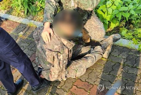 차량 탈취 위한 군인의 흉기난동…다른 군인들은 한동안 구경만 연합뉴스