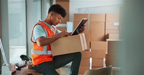 사람 태블릿 재고 또는 공급망 작업을 위한 수표가 있는 창고에서 물류를 위한 글쓰기 및 상자 사람 메모 및 터치스크린으로 체크리스트 앱 및 패키지와 함께 선적 창고에서 배포