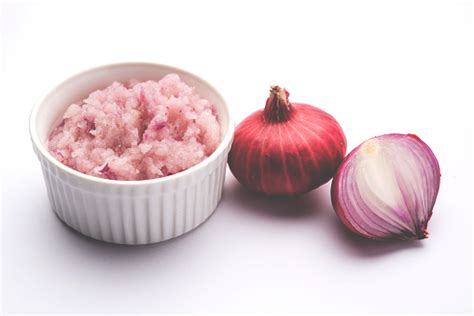 양파 소스 또는 붙여넣기 원시와 흰색 또는 검은색 세라믹 그릇에 양파 흰색 배경 위에 절연을 잘라 선택적 초점 건강한 생활방식에 대한 스톡 사진 및 기타 이미지 Istock