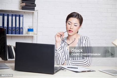 안경에 비즈니스 여자 컴퓨터 폴더 종이에 사무실에 앉아 경영자에 대한 스톡 사진 및 기타 이미지 경영자 금융 기업 비즈니스 Istock