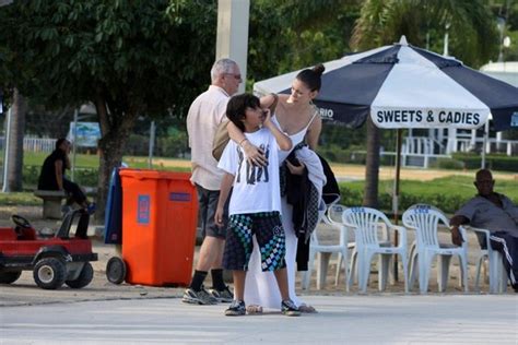 Ego Namorada De Gabriel O Pensador Ganha Carinho De Filhos Do Cantor