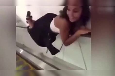 男子扶梯上为回应美女挑逗 不慎从高空坠落