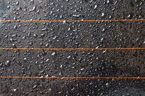 유토이미지 비오는날의 자동차 뒷유리 열선