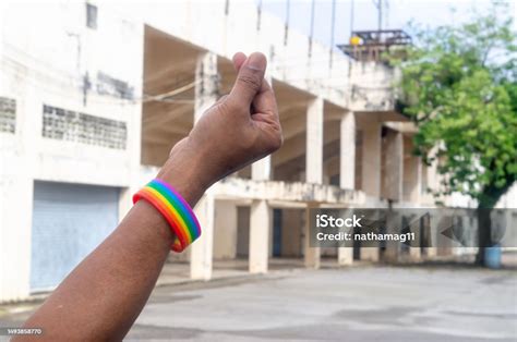 무지개 또는 Lgbtq 기호를 착용한 손은 성별 다양성 또는 Lgbtq 사람 및 커뮤니티에 대한 보호 및 지원을 위한 캠페인을 위해 미니 하트 기호와 함께 공중에 뻗어